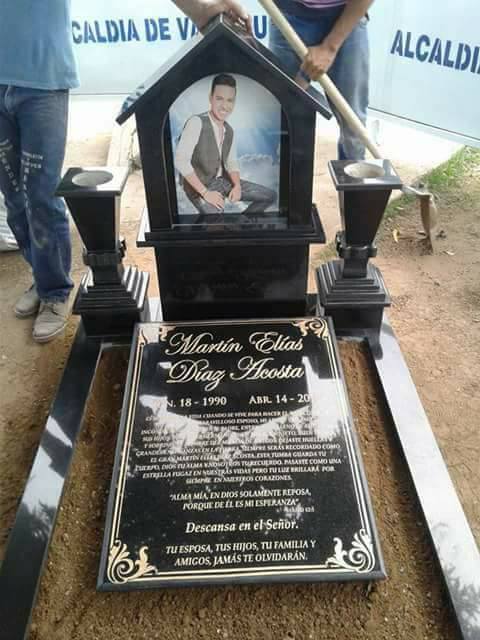 La lápida y el monumento que acompañan la tumba de Martín Elías ...