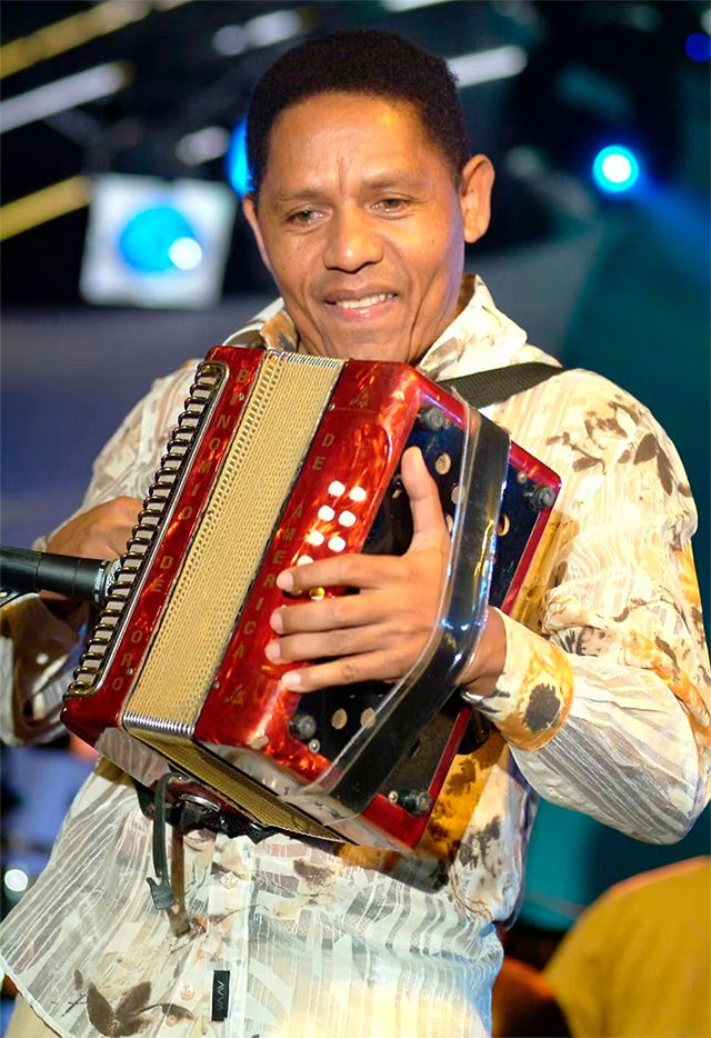 A sus 70 años Israel Romero, ‘El Pollo Irra’, sigue picando su acordeón ...